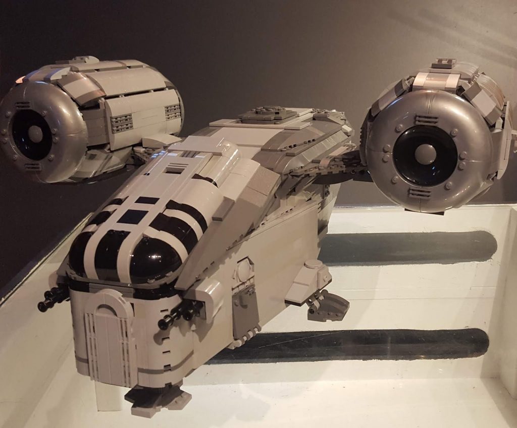 MOC 37840 UCS Razor Crest by Papaglop MOC FACTORY | MOULD KING